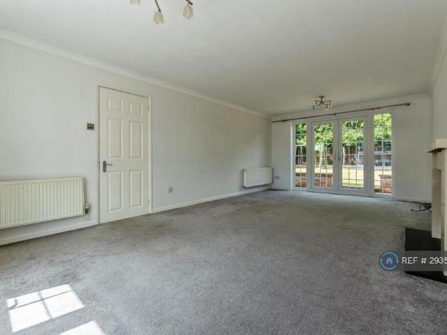 4 bedroom detached house to rent