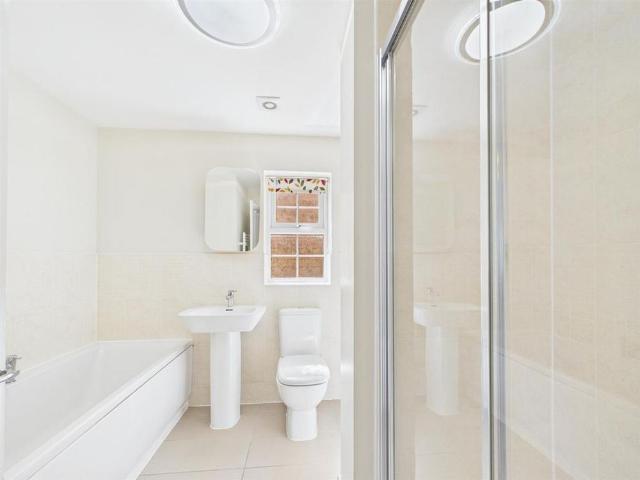 4 bedroom detached house to rent
