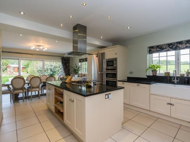 4 bedroom detached house to rent
