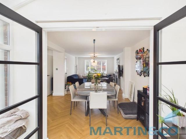 4 bedroom detached house to rent