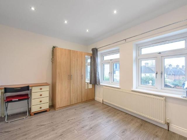 4 bedroom detached house to rent
