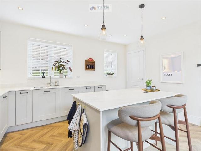 4 bedroom detached house to rent