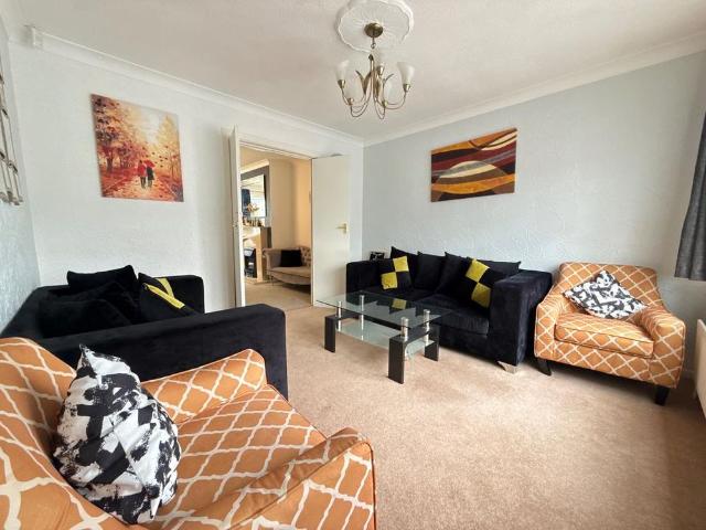 4 bedroom detached house to rent