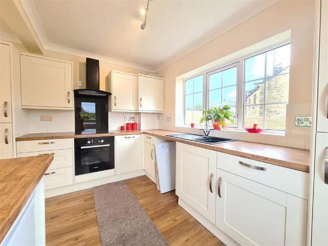 4 bedroom detached house to rent