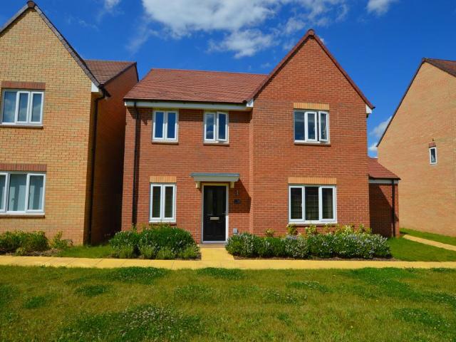 4 bedroom detached house to rent