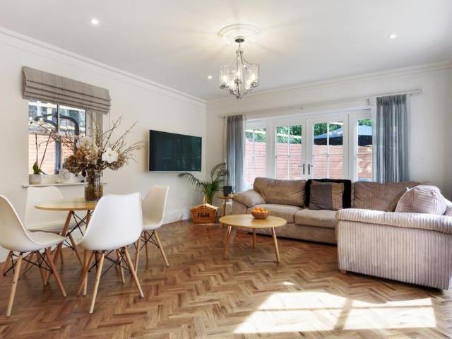 4 bedroom detached house to rent