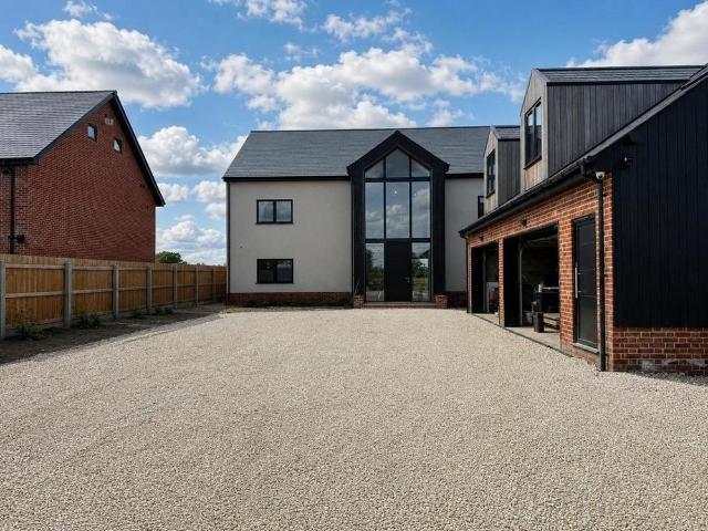 4 bedroom detached house to rent