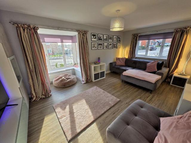 4 bedroom detached house to rent