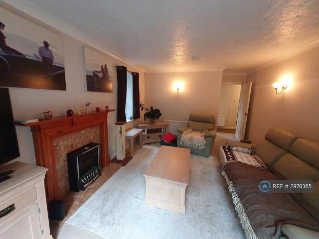 4 bedroom detached house to rent