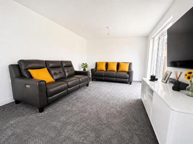 4 bedroom detached house to rent