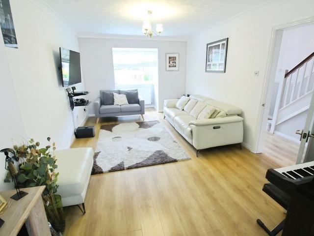 4 bedroom detached house to rent