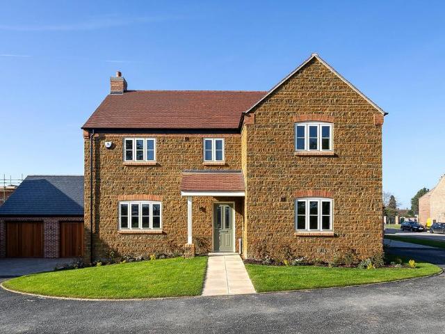 4 bedroom detached house to rent
