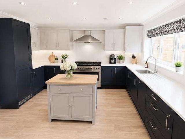 4 bedroom detached house to rent