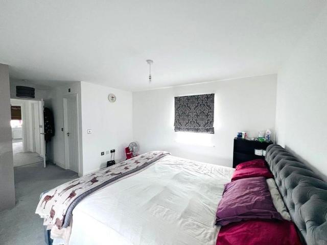 4 bedroom detached house to rent