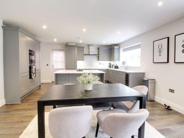 4 bedroom detached house to rent