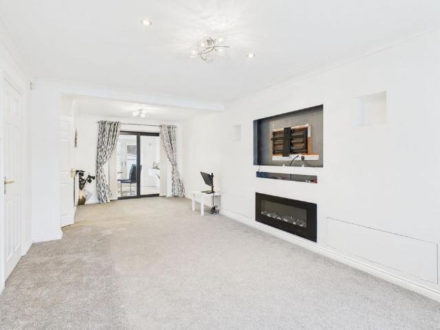 4 bedroom detached house to rent