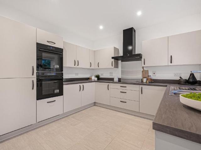 4 bedroom detached house to rent