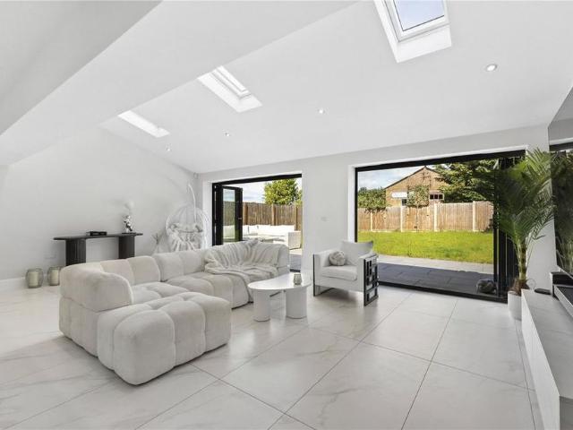 4 bedroom detached house to rent