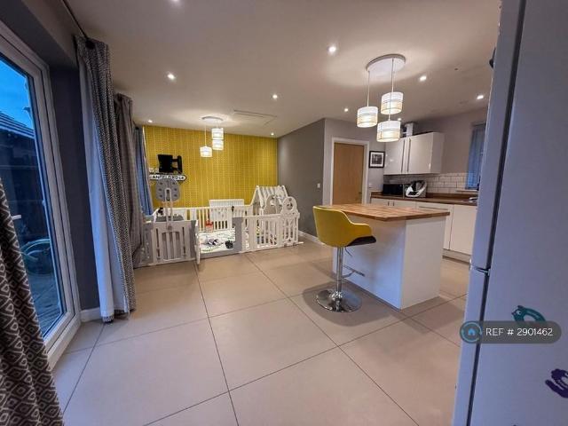 4 bedroom detached house to rent