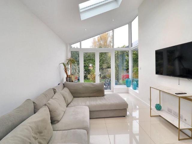 4 bedroom detached house to rent