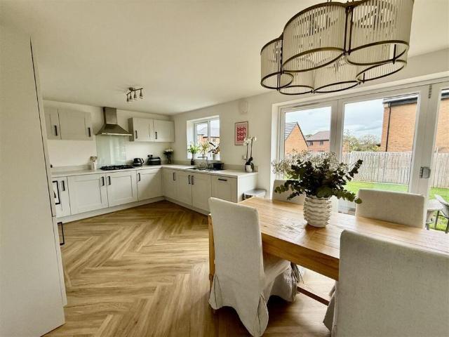 4 bedroom detached house to rent