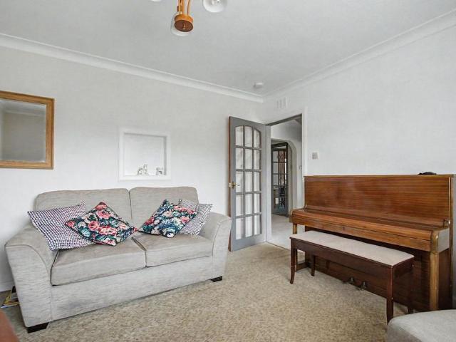 4 bedroom detached house to rent