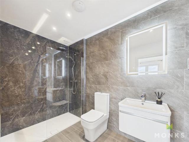 4 bedroom detached house to rent