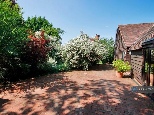 4 bedroom detached house to rent