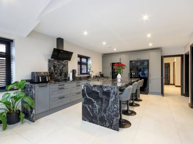 4 bedroom detached house to rent