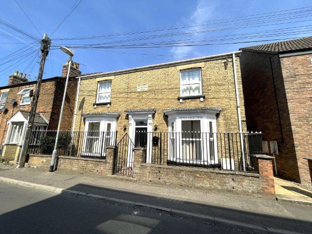 4 bedroom detached house to rent