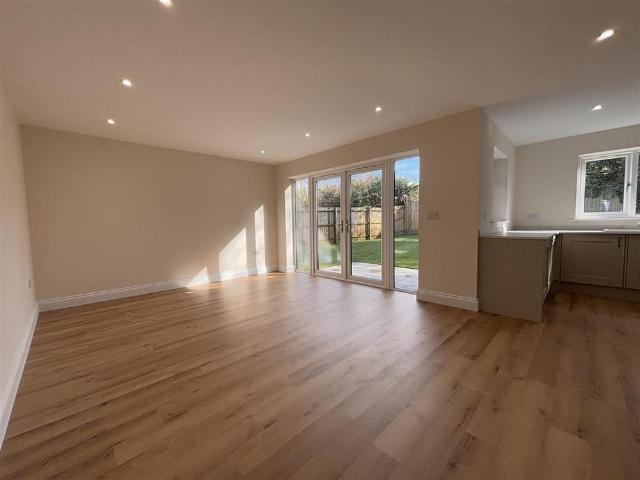 4 bedroom detached house to rent