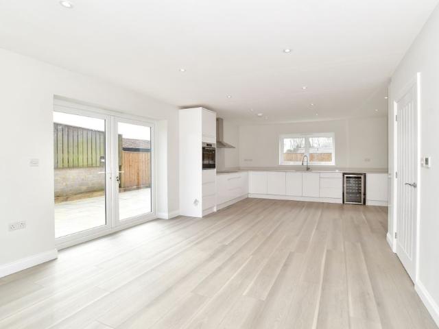 4 bedroom detached house to rent