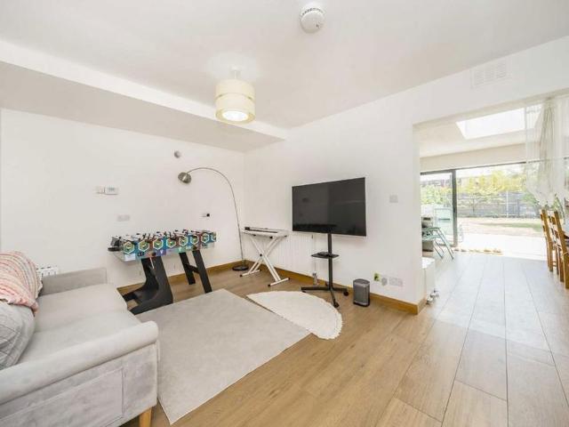 4 bedroom detached house to rent