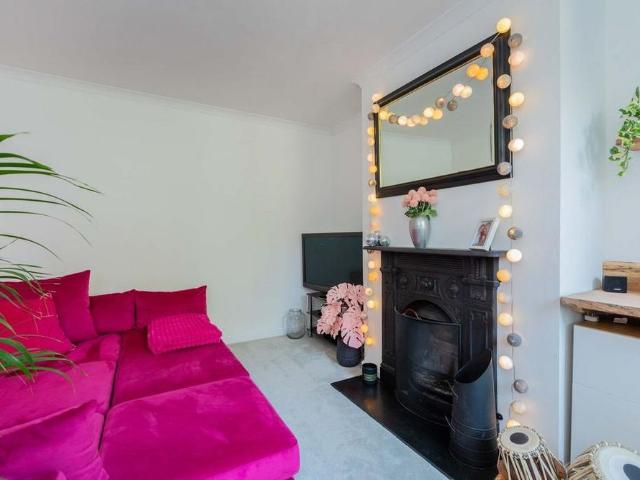 4 bedroom detached house to rent