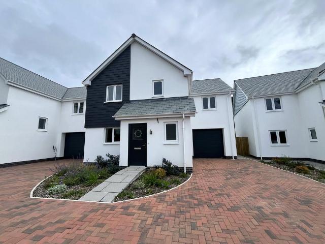 4 bedroom detached house to rent