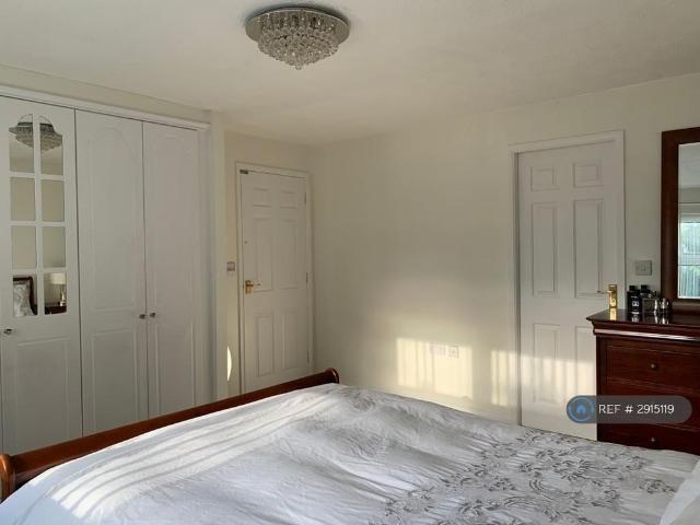 4 bedroom detached house to rent