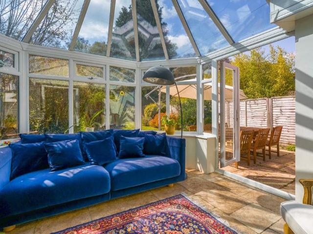 4 bedroom detached house to rent