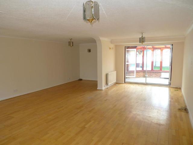 4 bedroom detached house to rent
