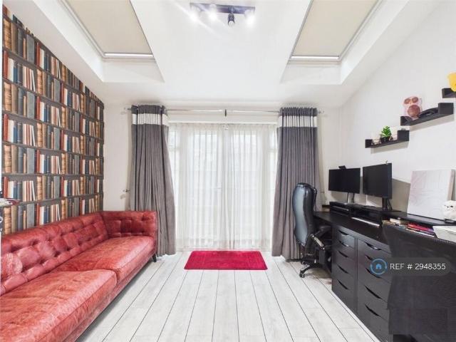 4 bedroom detached house to rent