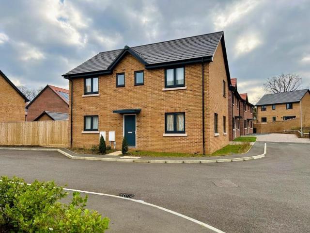 4 bedroom detached house to rent