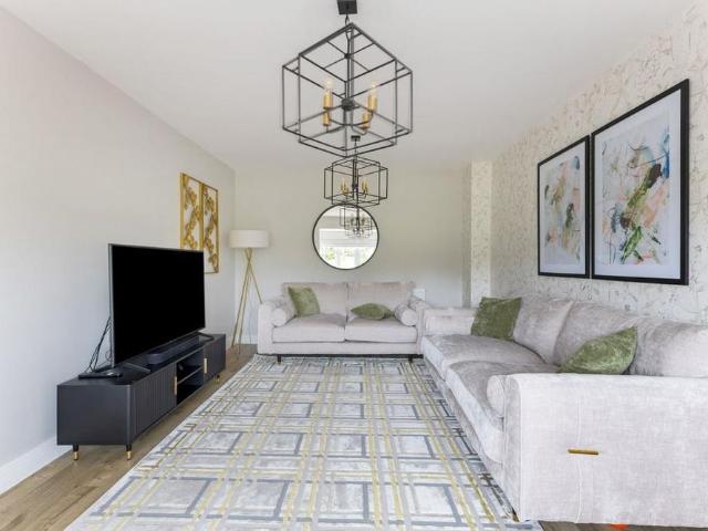 4 bedroom detached house to rent