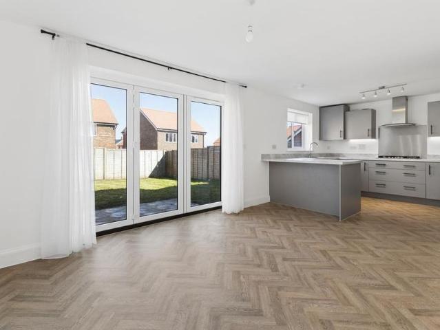 4 bedroom detached house to rent