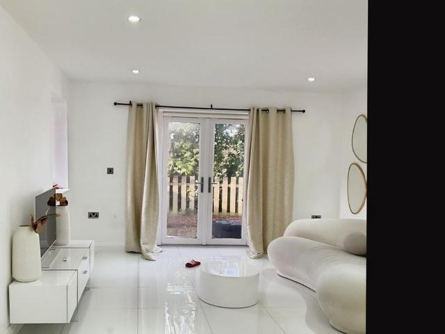 4 bedroom detached house to rent
