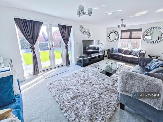 4 bedroom detached house to rent
