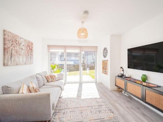 4 bedroom detached house to rent