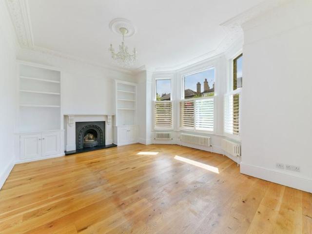 4 bedroom detached house to rent