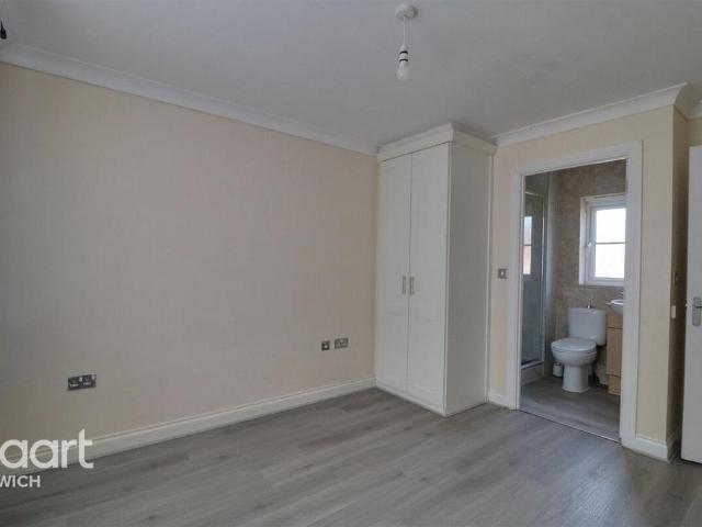 4 bedroom detached house to rent