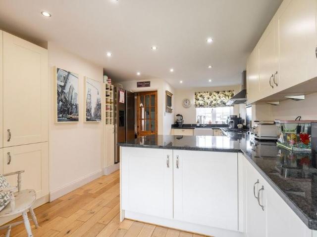4 bedroom detached house to rent