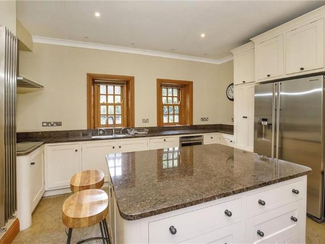 4 bedroom detached house to rent