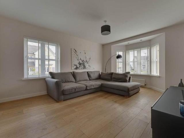 4 bedroom detached house to rent